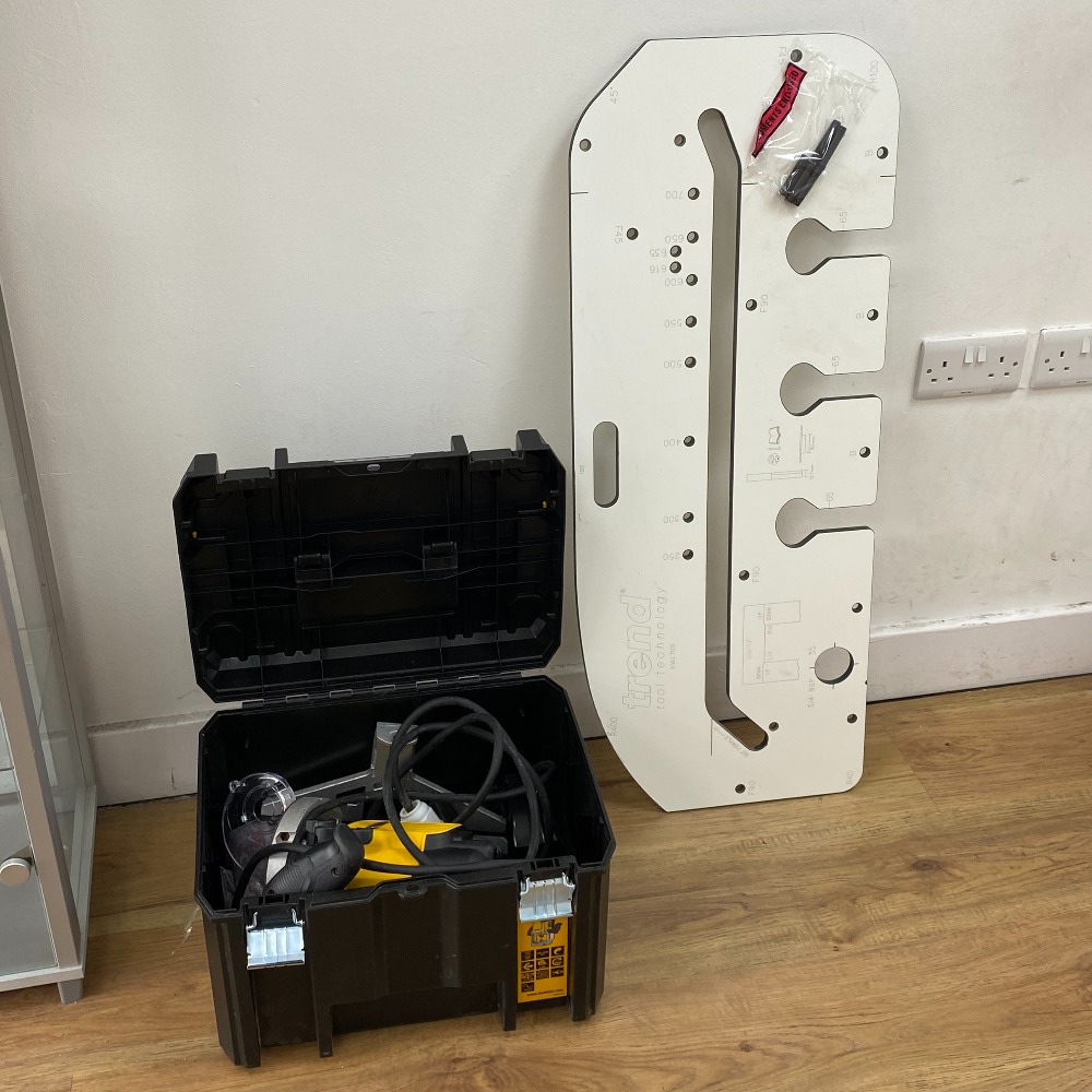 Pre-owned DEWALT DeWalt DWE625KT router 110v WITH KWJ700 worktop jig ...